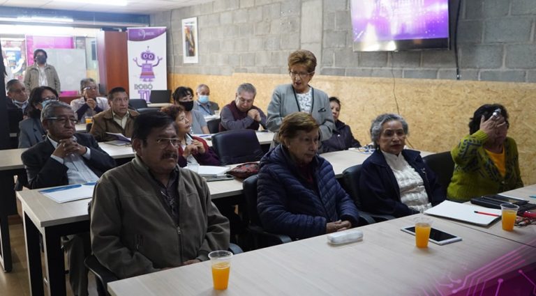 La Agetic capacita a adultos mayores en el manejo de celulares – Ruta ...